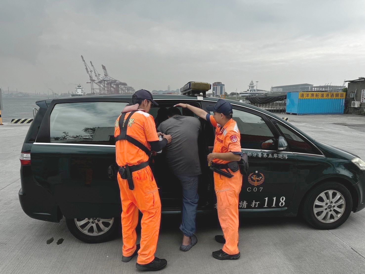 通緝犯欲搭船出海 海巡人員逮捕歸案 - gnm.com.tw